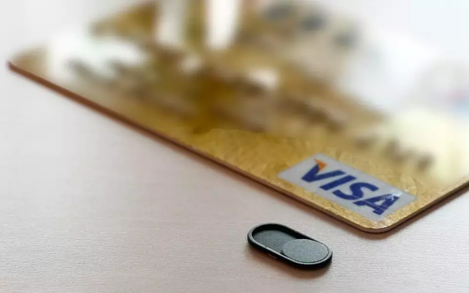 Kryt webovej kamery vedľa kreditnej karty