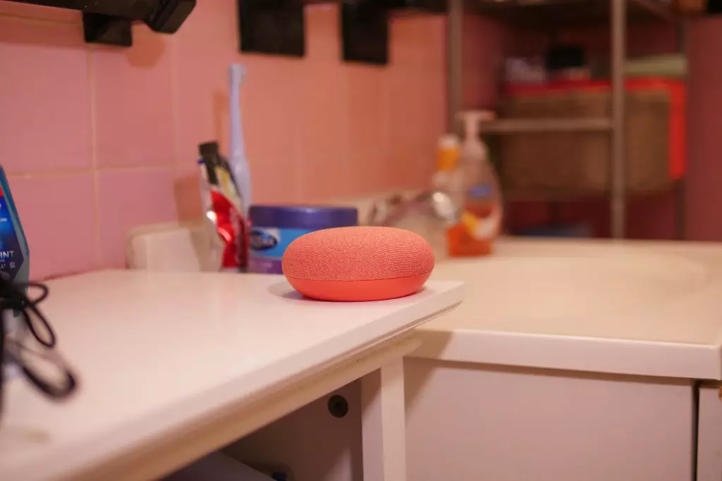 बाथरूम में Google Nest Mini