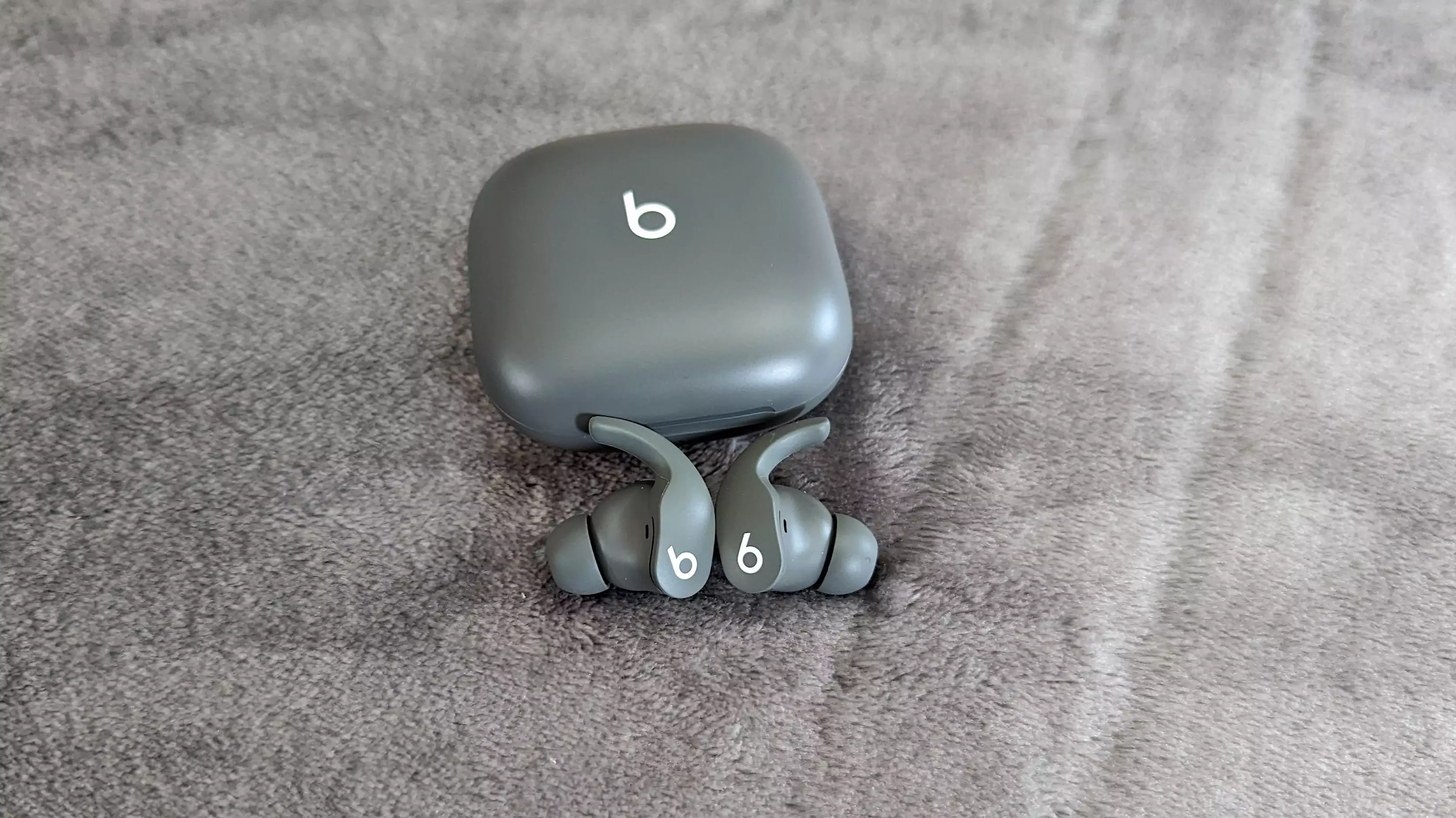 beats fit pro על המיטה