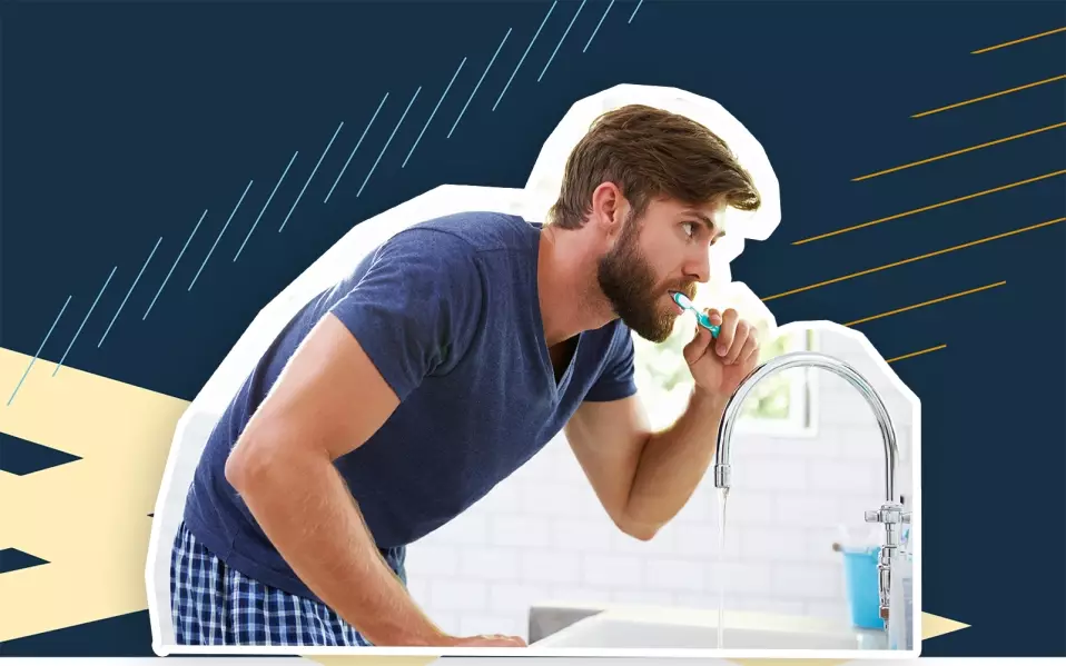 Людина чистить зуби з найкращим відбілюванням