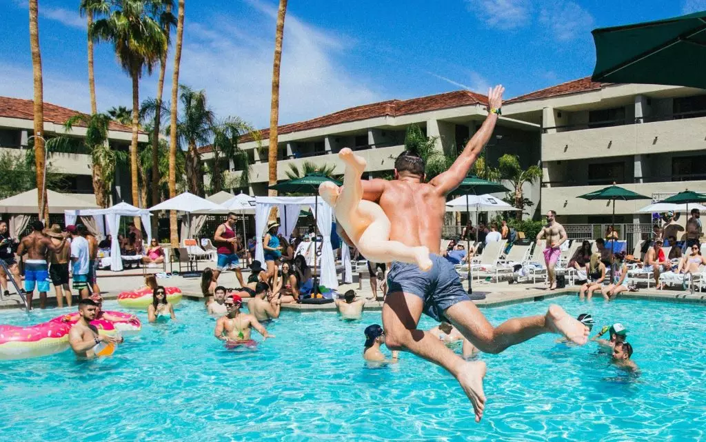 Cele mai bune 5 petreceri la piscină la Coachella 14701_2