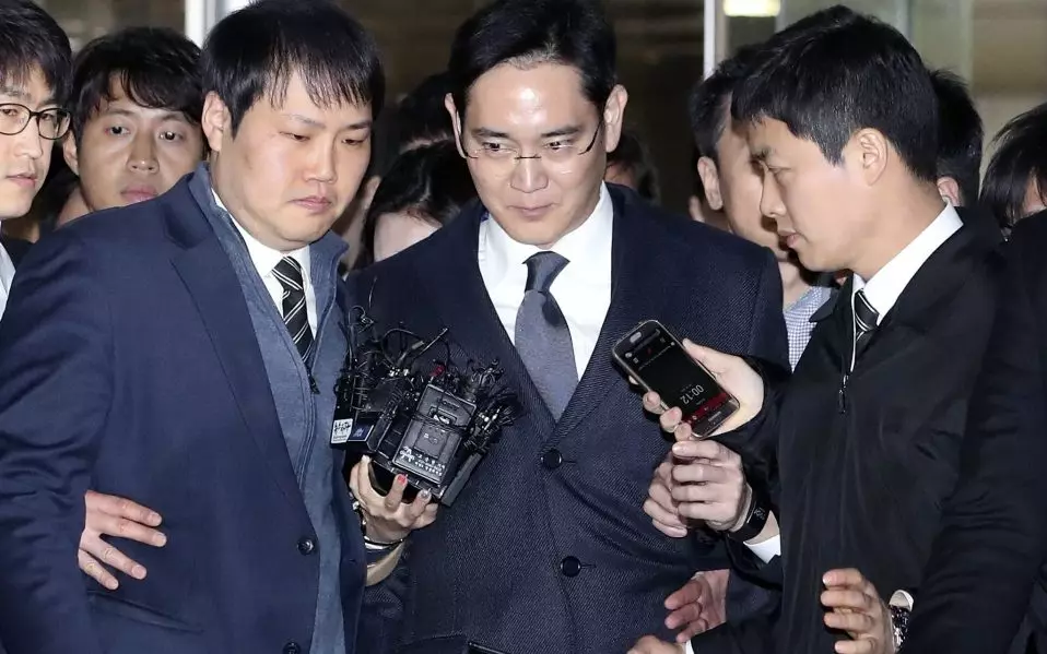 Samsung-hoof Lee Jae-yong onder aanhouding,