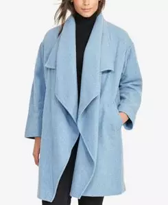 这款羊毛夹克采用黄油般柔软的美利奴羊毛制成，廓形宽松，超大衣领和两个侧袋，轻松舒适。敞开穿，打造宽松飘逸的造型。
