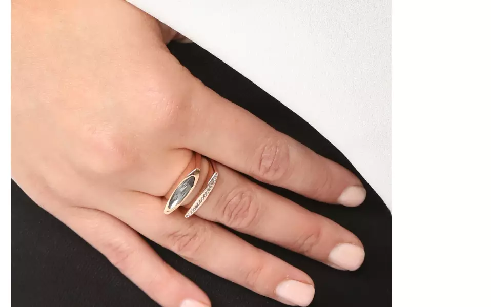 Ovaj Rebecca Minkoff prsten je naglašen