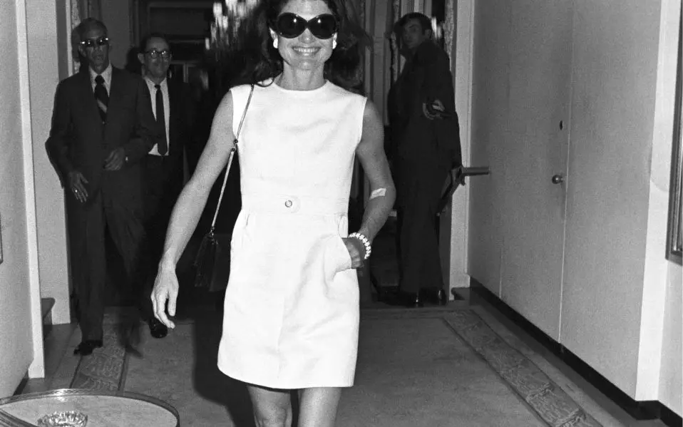 Aureola nera in stile Jackie Kennedy