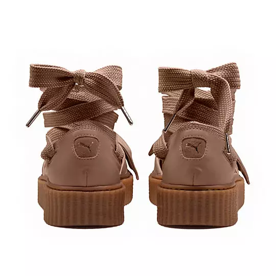 Rihanna's Sandal-Sneaker Hybrid විකිණීමට පෙර ලබා ගන්න 15178_2