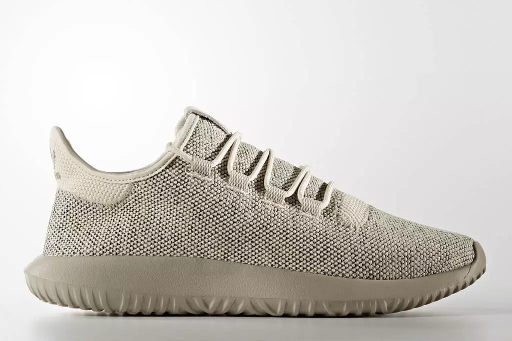 Adidas Tubular Shadow imamangidwa ndi chingwe chaching'ono chapamwamba komanso chopepuka cha rabara.