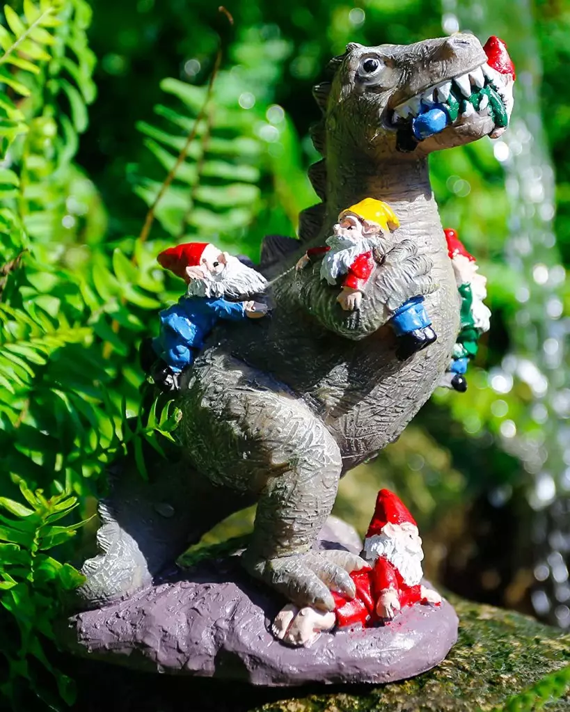 دایناسور در حال خوردن مجسمه کوتوله ها، معاملات عجیب روز اول