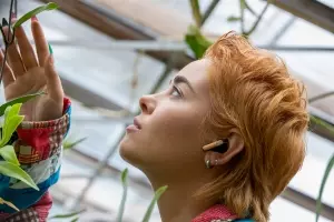 Жена използва истински безжични слушалки House of Marley Redemption