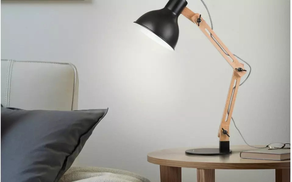Šī skandināvu galda lampa nodrošina stilu