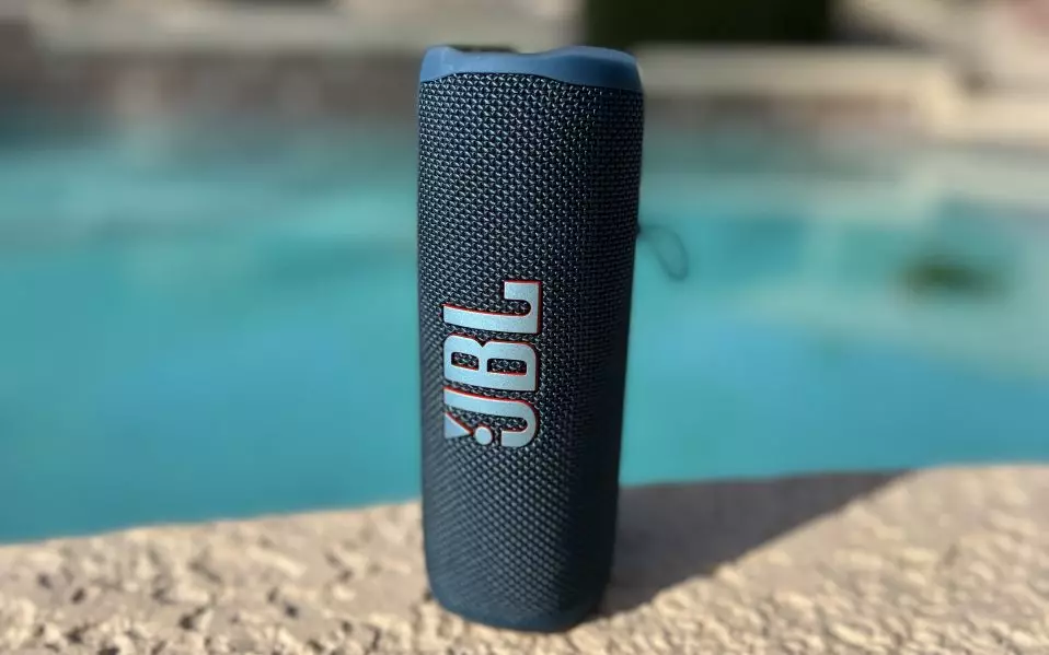 JBL Flip 6 yonida o'tiribdi