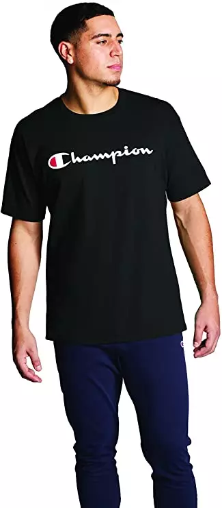 offerte prime day, uomo che indossa una t-shirt con il logo del campione