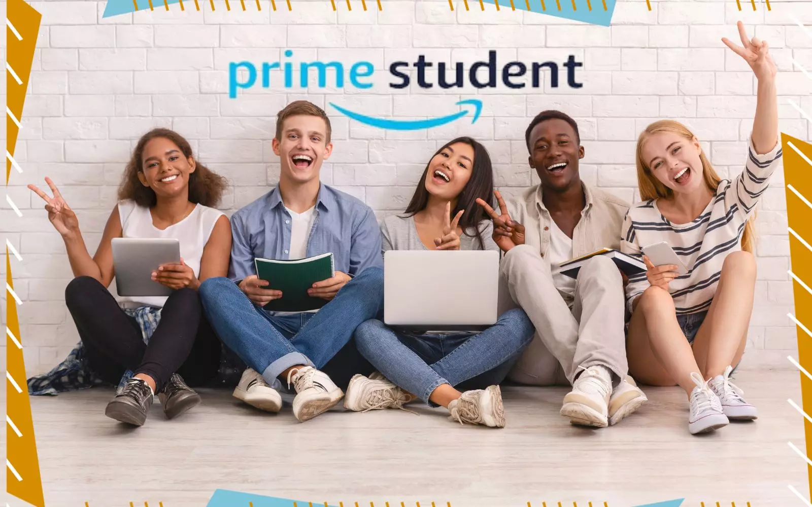 studenti sedí na podlaze a usmívají se s logem hlavního studenta Amazonu nad hlavami, text zní: Prime Student