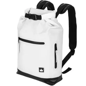 حقيبة ظهر بيضاء مقاومة للماء على خلفية بيضاء ، أفضل حقائب الظهر لطلاب الجامعات