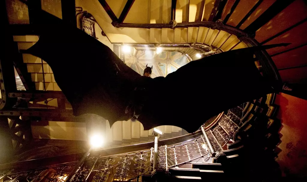 Christian Bale am Batman Kostüm vum Batman fänkt un