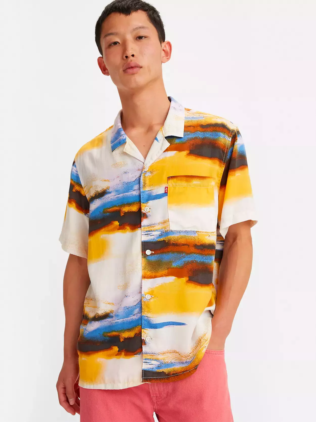 Levi hawaii ingét viselő modell