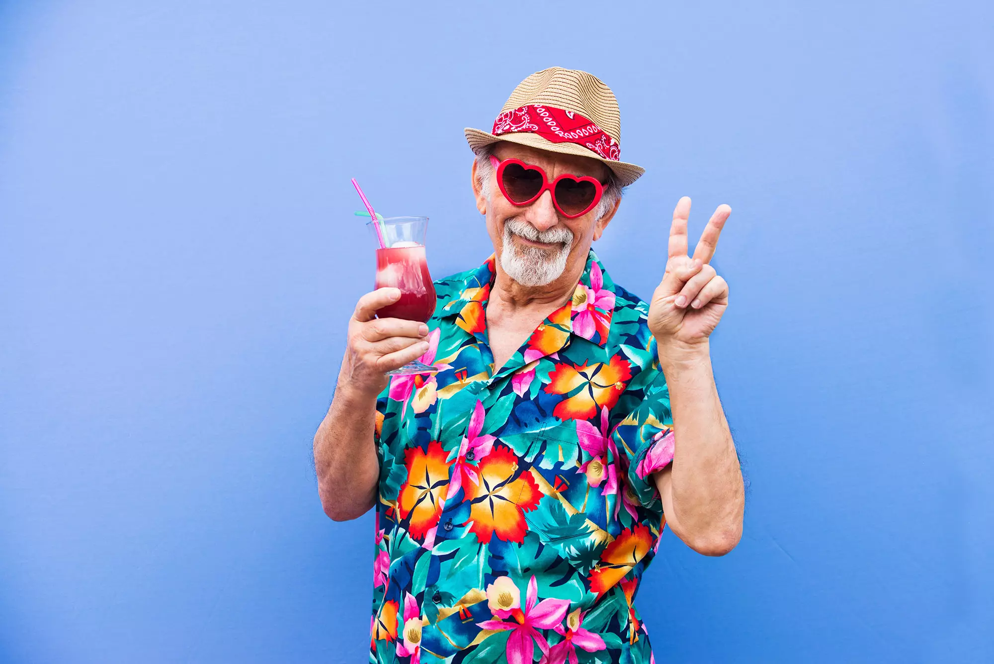 starší muž na sebe zábavnú havajskú košeľu