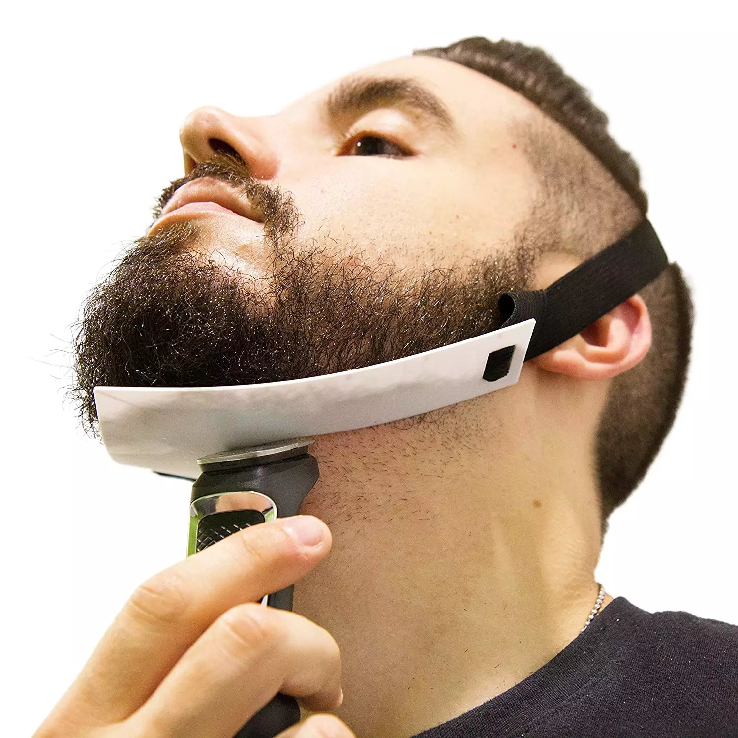 Man bruger Aberlite FlexShaper Beard Shaper; bedste skægformningsværktøjer