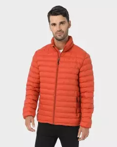 Pria yang mengenakan jaket puffer berwarna oranye