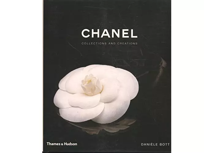 Leabhar boird caife Chanel: Bailiúcháin agus Cruthuithe