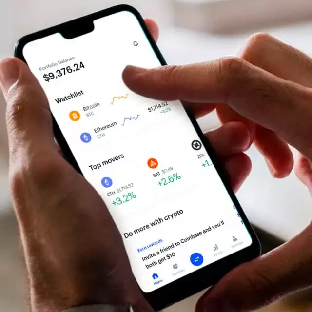 home que utilitza l'aplicació coinbase al telèfon