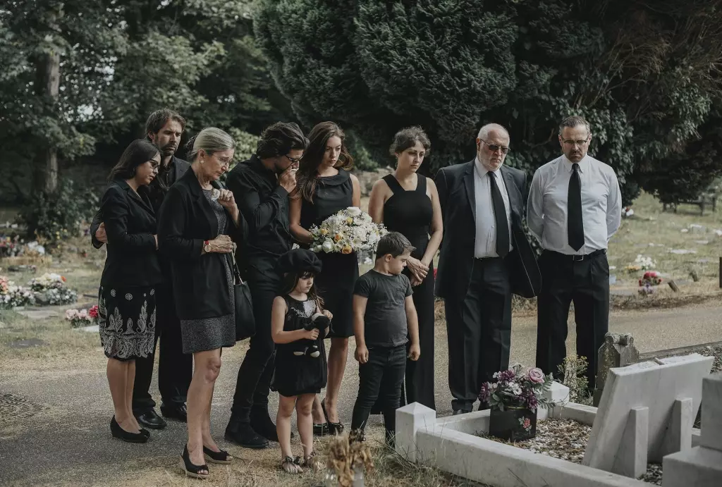rodinní příslušníci na pohřebním obřadu