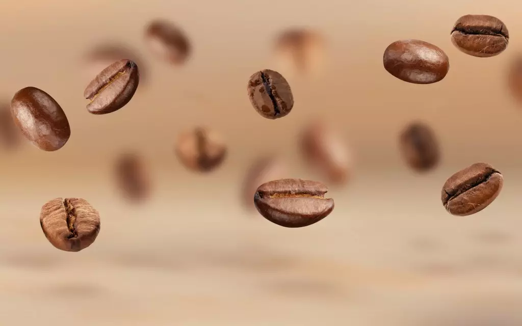 närbild av fallande kaffebönor