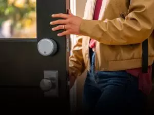 Augustus WiFi Smart Lock op deur