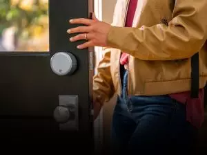 Augusztus WiFi Smart Lock az ajtón