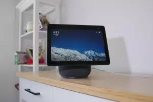 Amazon Echo Show 10 (3.ª generación) en la cómoda