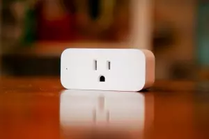 Amazon Smart Plug az asztalon