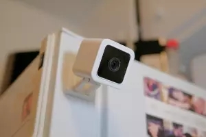 Meilleures caméras de sécurité extérieures pour la maison, Wyze Cam V3 montée magnétiquement sur le réfrigérateur.