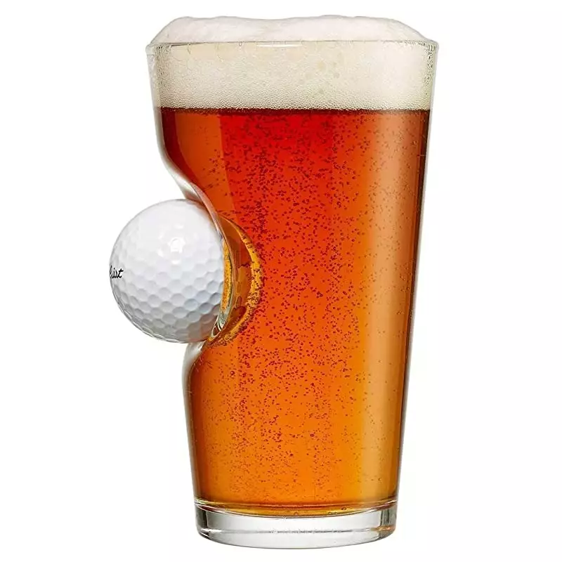millors regals de mordassa, copa de cervesa amb pilota de golf