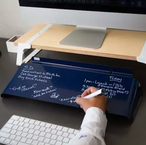 26. Fluidstance Slope Personal Desktop Whiteboard & Pen, mga cool na gamit sa opisina