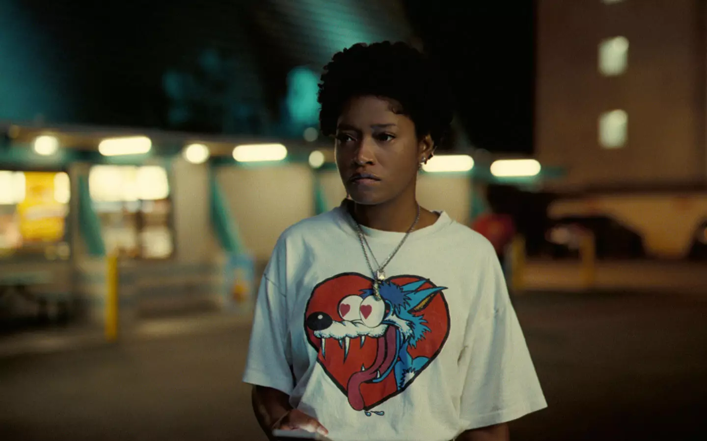 Keke Palmer draagt een vintage Jesus Lizard-t-shirt in Nope, geschreven en geregisseerd door Jordan Peele.