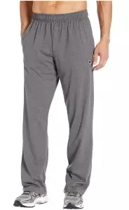 Home con pantalóns de correr de xersei gris e tenis grises