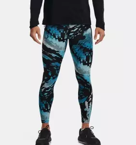 Lalaki nga nagsul-ob og itom nga kamiseta, asul nga pattern nga tights, ug itom nga sneakers