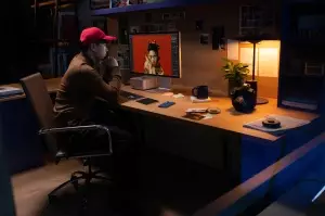 Bărbat care folosește Apple Mac Studio la birou.