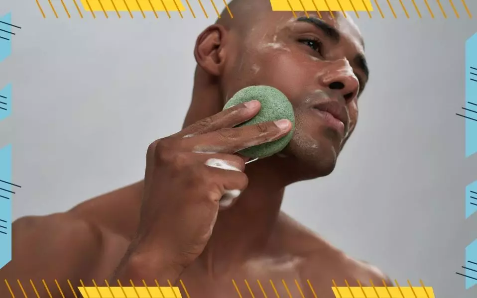 афро-американський молодий чоловік, насолоджуючись догляду за шкірою