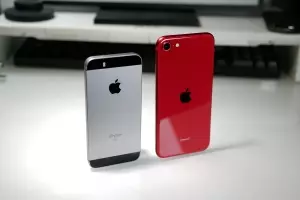 Телефони Apple iPhone SE на столі.