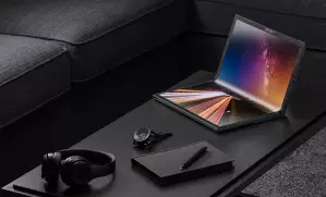 Asus Zenbook 17 Fold OLED UX9702 na mesa, CES 2022