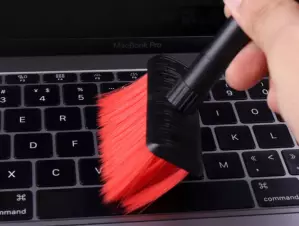 почистите клавиатуру щеткой для клавиатуры
