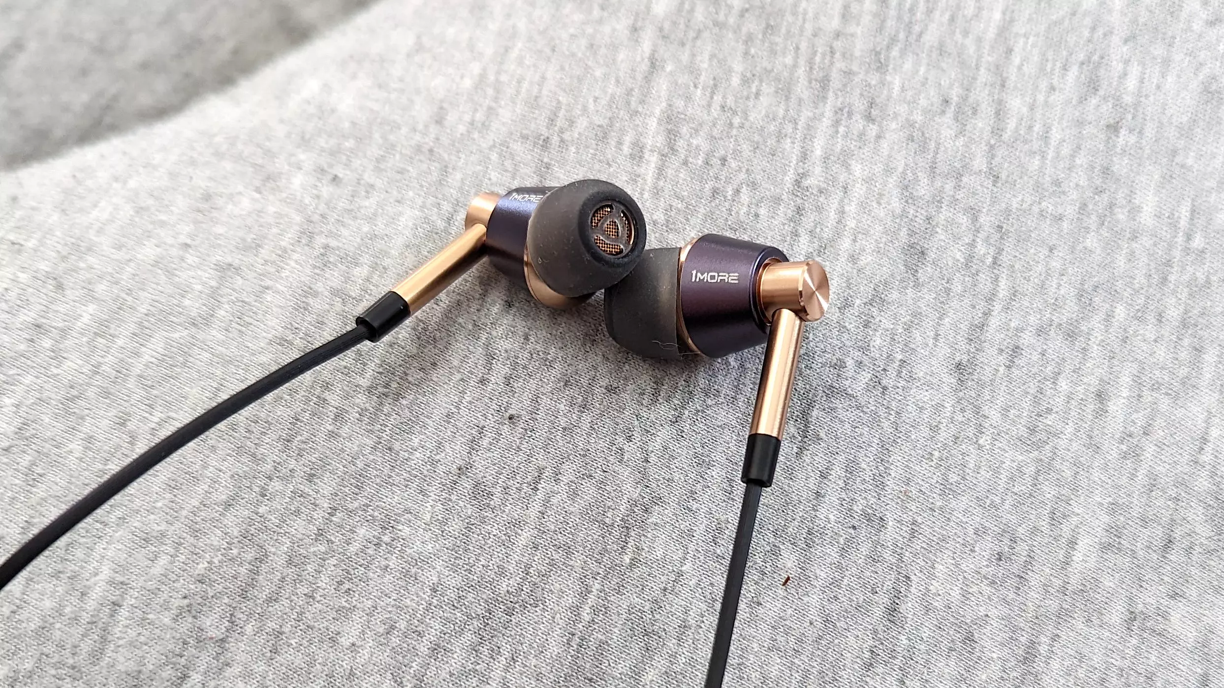 1 labaw pa nga triple driver, labing komportable nga earbuds