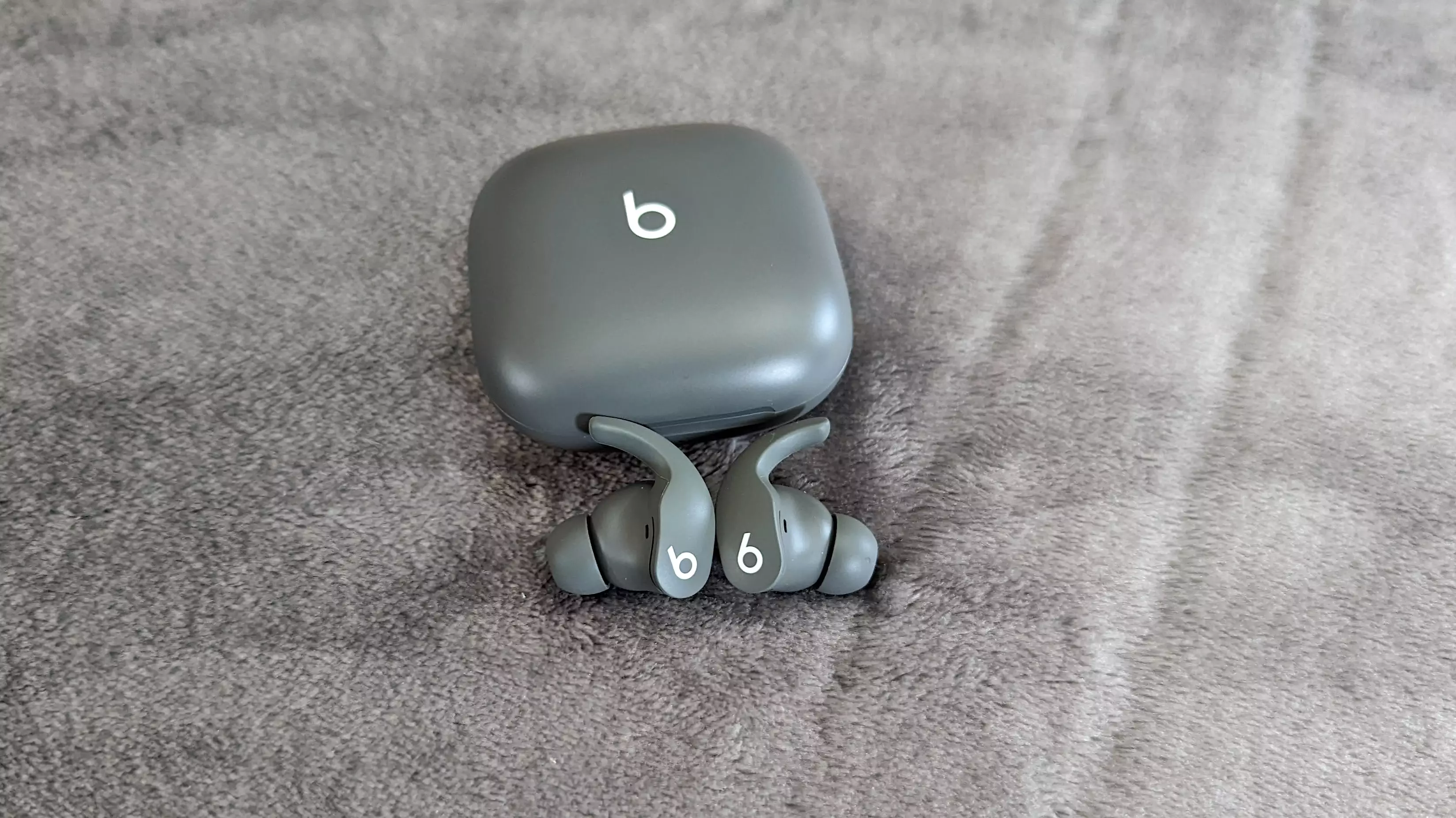 beats fit pro on beds