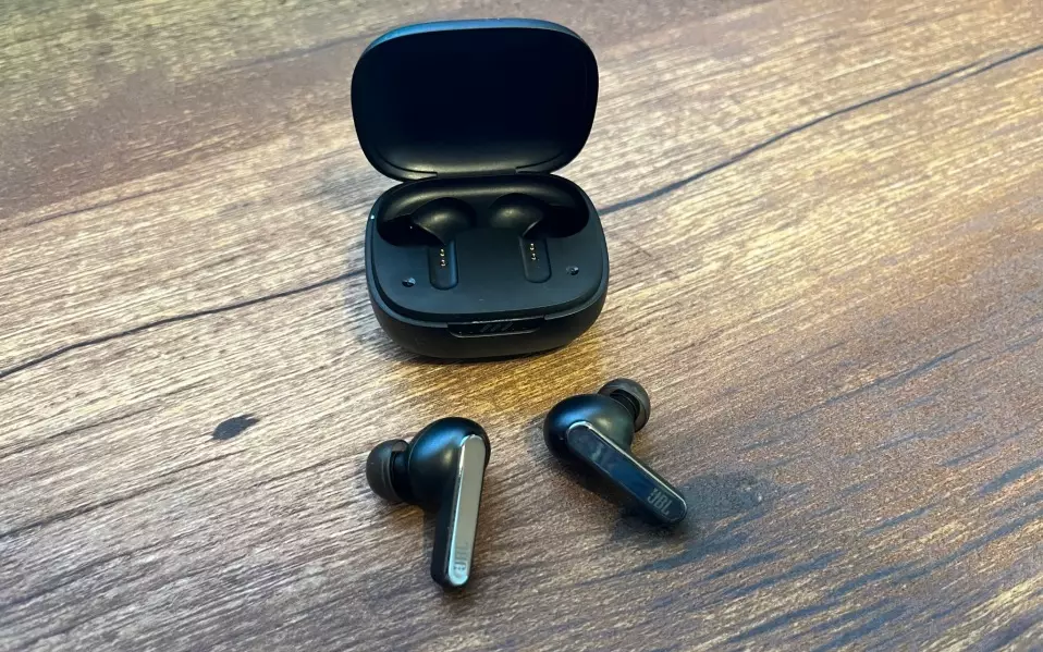 Earbuds JBL Live Pro 2 Ditampilkan