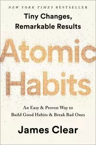 självhjälpsboken med titeln atomic habits på en vit bakgrund