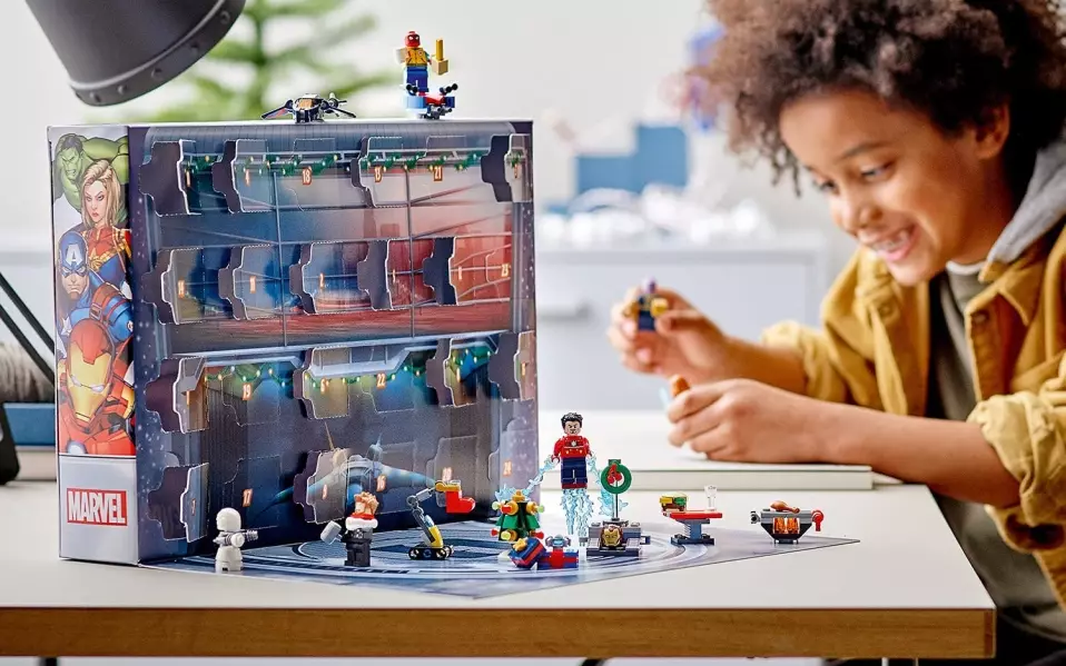 Giảm giá lịch ra đời LEGO