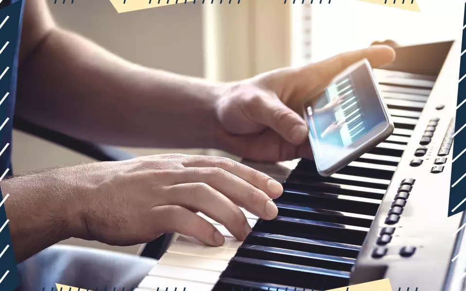 persona che suona il pianoforte digitale