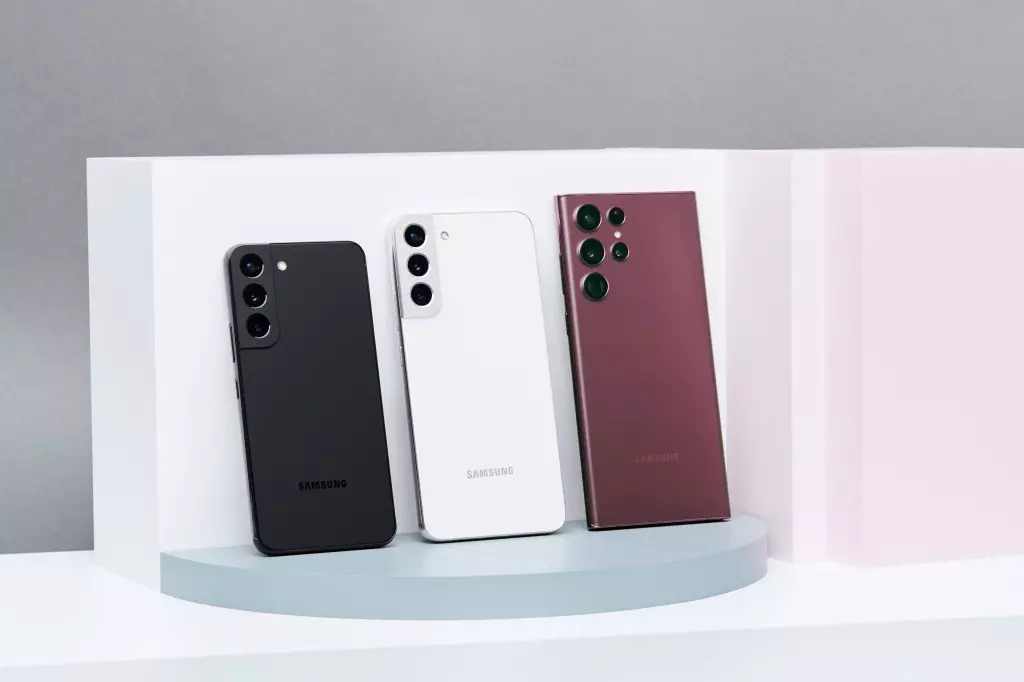 Samsung Galaxy S22, S22+ आणि S22 Ultra मधील आकाराची तुलना.
