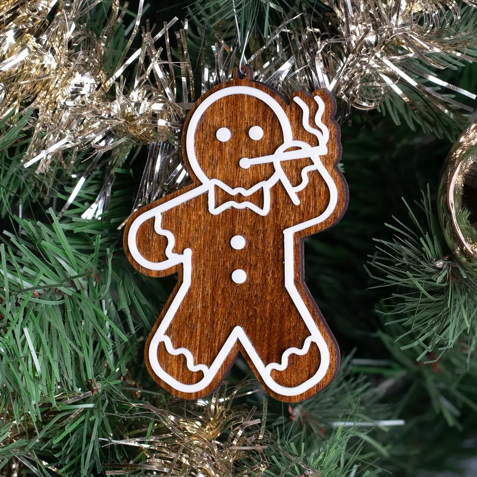 जिंजरब्रेड मैन धूम्रपान एक संयुक्त क्रिसमस आभूषण
